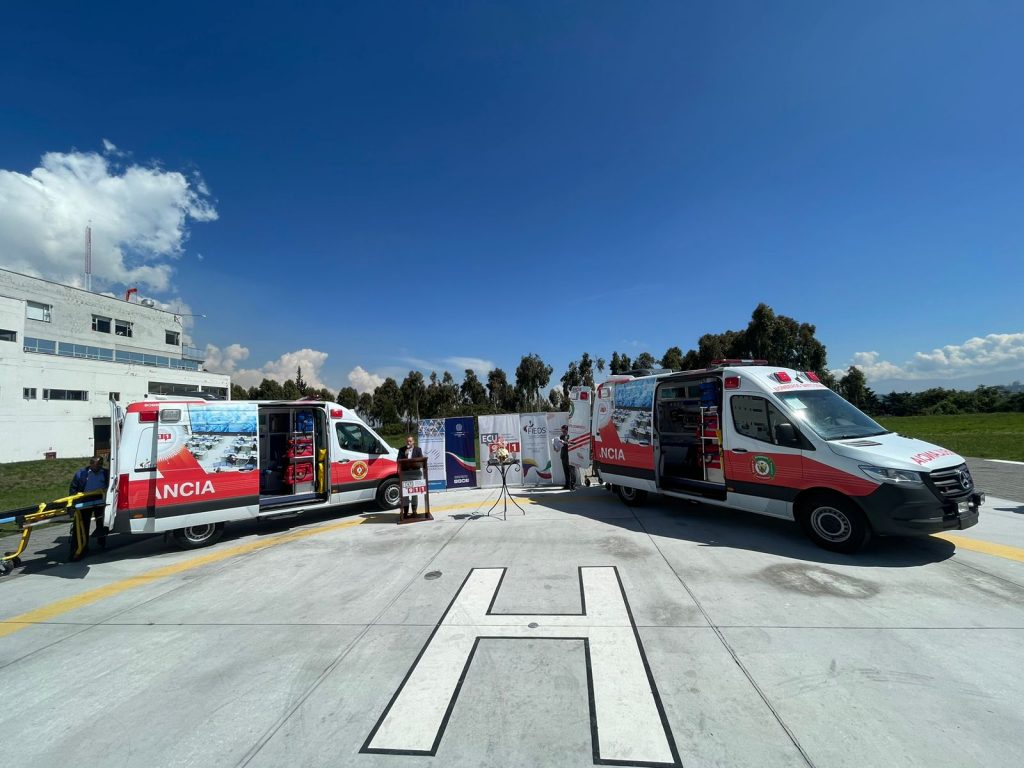 ECU 911 entrega dos ambulancias de soporte vital avanzado (SVA ...